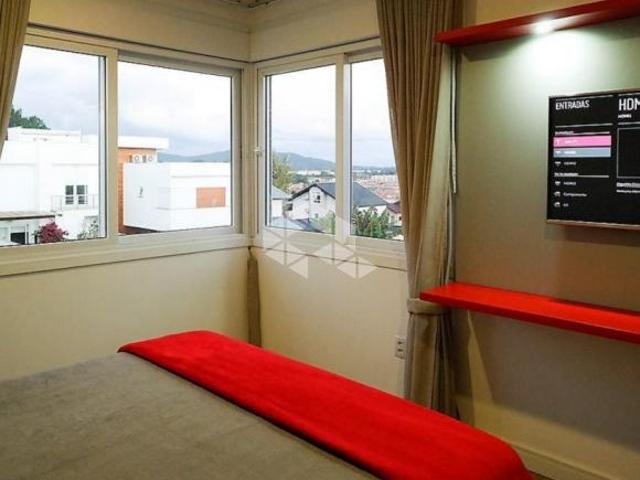 Casa a venda em Condomínio fechado com 257m², 3 dormitórios, piscina e 2 vagas de garagem