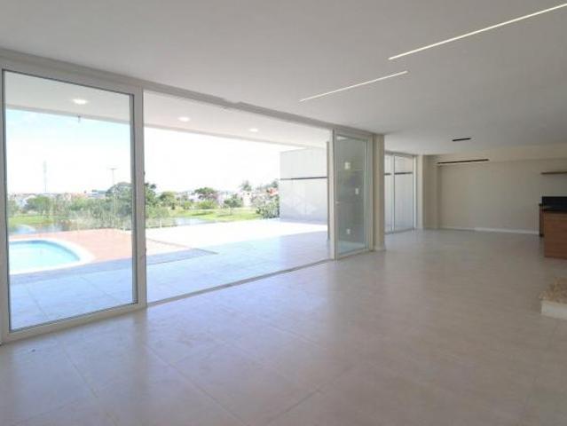 Casa a venda em condomínio fechado com 335m², 3 suítes e piscina na zona sul/Hípica