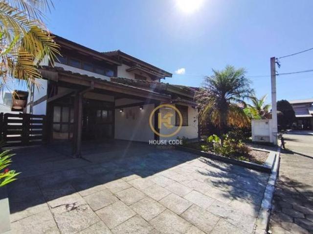 Casa à venda em condomínio fechado com 3 suítes, próxima ao centro e à 800 metros da praia em Peruí