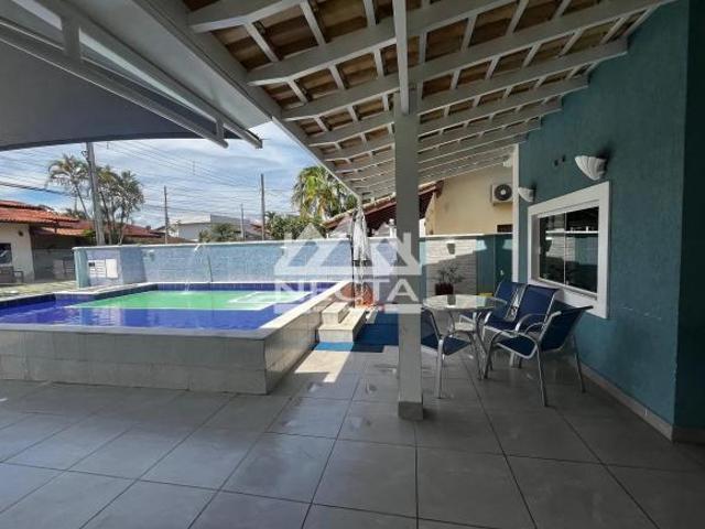 Casa à Venda em Condomínio Fechado com Piscina e Lazer Completo