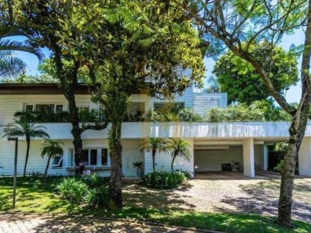 Casa á venda em condomínio fechado com segurança, no Jardim Cordeiro, 4 suítes, 5 vagas