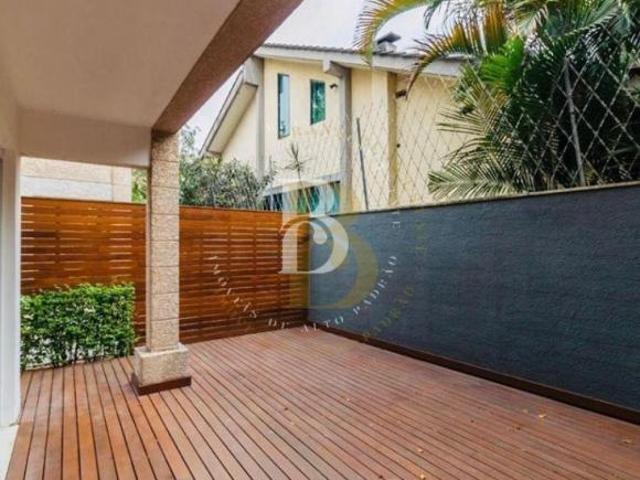 Casa a venda em condomínio fechado localizado no Morumbi