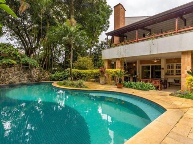 Casa á venda em condomínio fechado, localizada no Jardim Cordeiro