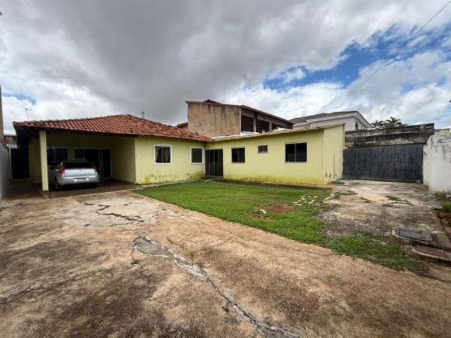 CASA À VENDA EM CONDOMÍNIO FECHADO