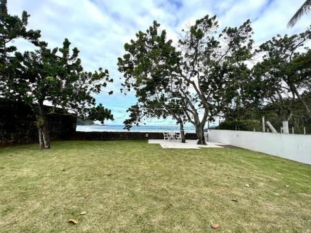 Casa à venda em condomínio, frente ao mar, com 4 dormitórios, espaço gourmet e piscina, na praia do