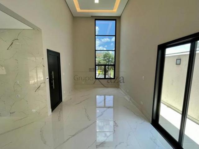 Casa á venda em Condomínio Jacareí Jardim Panorama Residencial Fogaça 3 Dormitórios 131m²