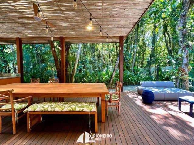 Casa à venda em condomínio, localizada na Praia da Baleia!
