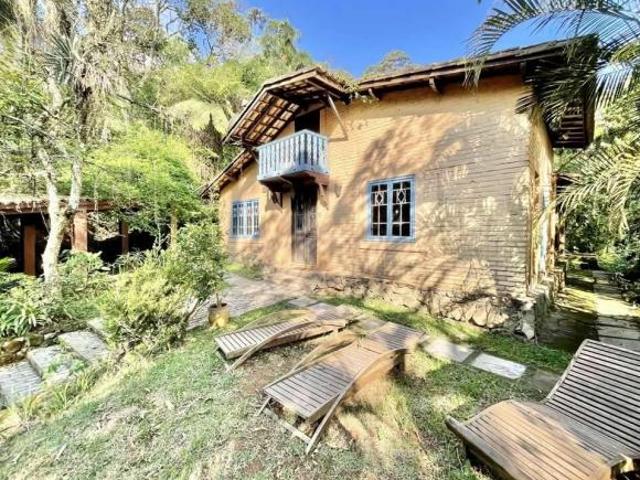 Casa à venda em condomínio na Granja Viana com 3 dormitórios e 4 vagas