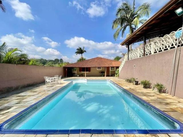 Casa à venda em condomínio na Granja Viana com 3 suítes, piscina e varanda gourmet