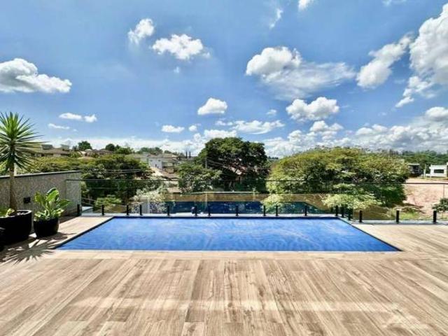 Casa à venda em condomínio na Granja Viana com 4 suítes, 6 vagas, piscina, gourmet e lazer total