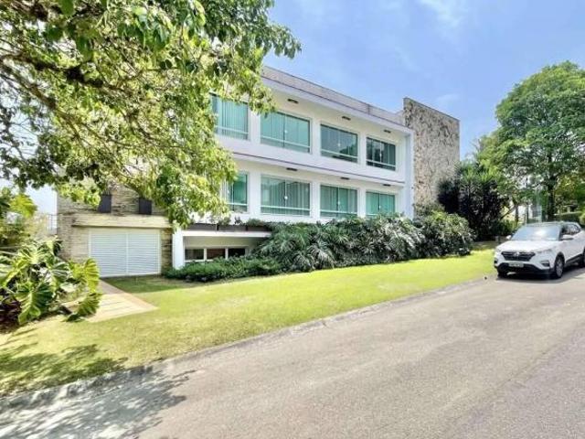 Casa à venda em condomínio na Granja Viana com 6 quartos, piscina e lazer total