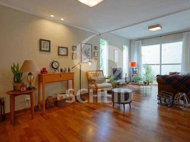 Casa à venda em condomínio no Alto da Boa Vista, com estilo europeu e pronta para morar
