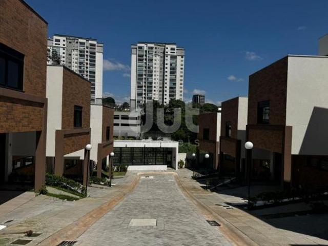 Casa à venda em condomínio no Jardim das Paineiras