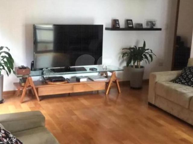 Casa á venda em condomínio no Jardim Floresta