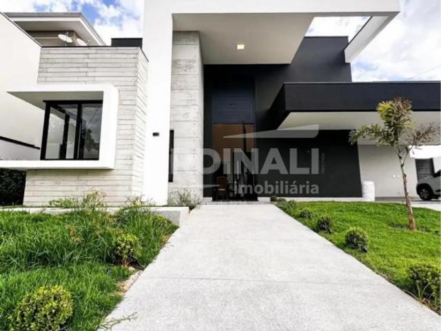 Casa à Venda em condomínio no Swiss Park com 3 suítes e piscina