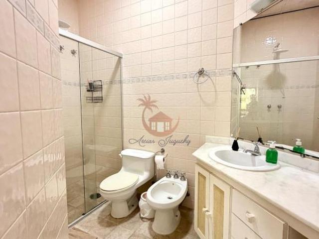 Casa à Venda em condominio próximo a praia