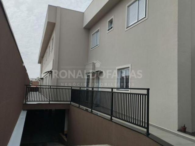 Casa a venda em Condomiio fechado sendo 2 quartos, sala ampla 1 vaga de garagem