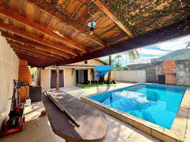 Casa á venda em condomonio fechado na praia do Pernambuco no Guarujá I Omega Imoveis