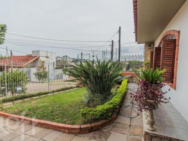 Casa à venda em Cavalhada com 244 m², 4 quartos, 1 suíte, 5 vagas