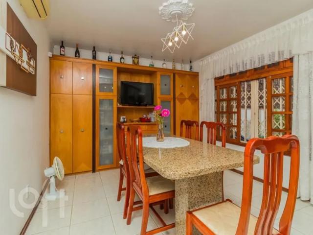 Casa à venda em Cavalhada com 244 m², 4 quartos, 1 suíte, 5 vagas