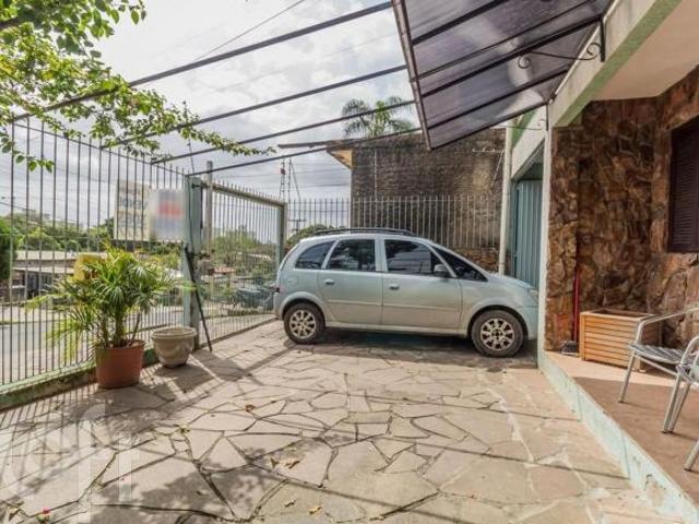 Casa à venda em Cavalhada com 247 m², 6 quartos, 2 suítes, 3 vagas