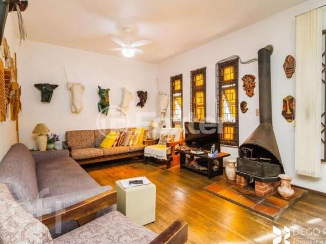 Casa à venda em Cavalhada com 328 m², 4 quartos, 1 suíte, 3 vagas