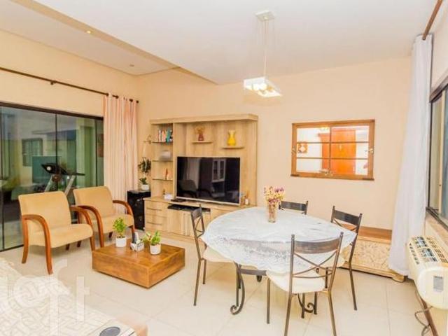 Casa à venda em Camaquã com 194 m², 4 quartos, 2 suítes, 2 vagas