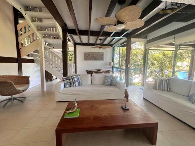Casa à venda em Camburi, próxima da praia a 200 m