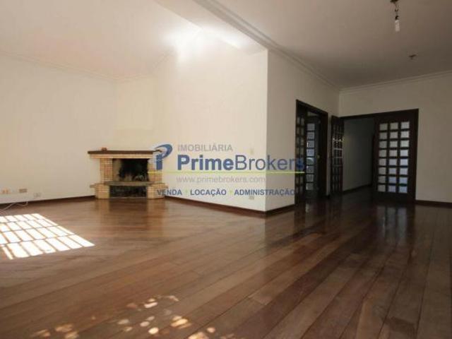 Casa à venda em Campo Belo com 308 m² e 2 vagas de garagem