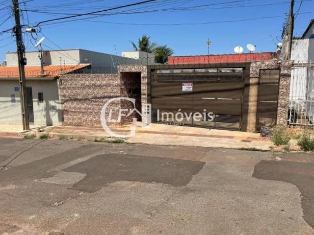 Casa à venda em Campo Grande MS, bairro Amambaí: 4 quartos, 1 suíte, 2 salas, 6 vagas de garagem!