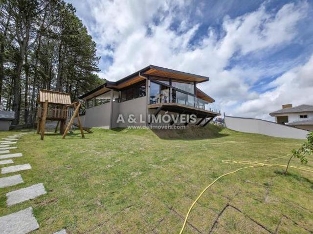 Casa à Venda em Campos do Jordão — Vista Panorâmica, 3 Suítes e Mirante