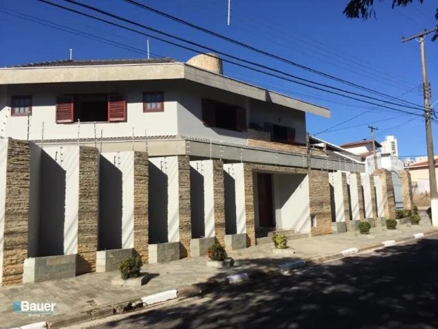 Casa à venda em Campinas no Jardim Chapadão. Amplo living, piscina e vagas
