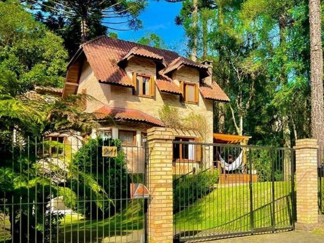CASA À VENDA COM 5 QUARTOS E TERRENO AMPLO
