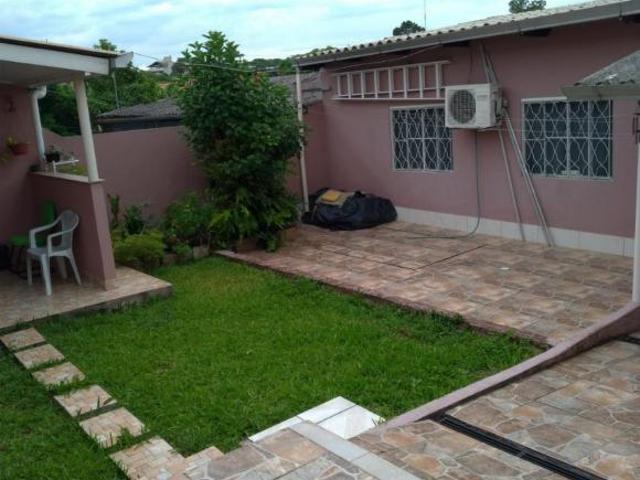 Casa a venda em Canoas com 2 dormitórios e garagem
