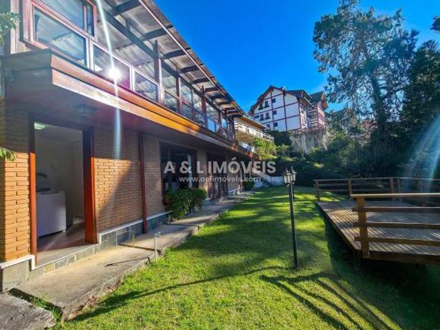 Casa à venda em Capivari, Campos do Jordão | 4 dormitórios e 2 suítes