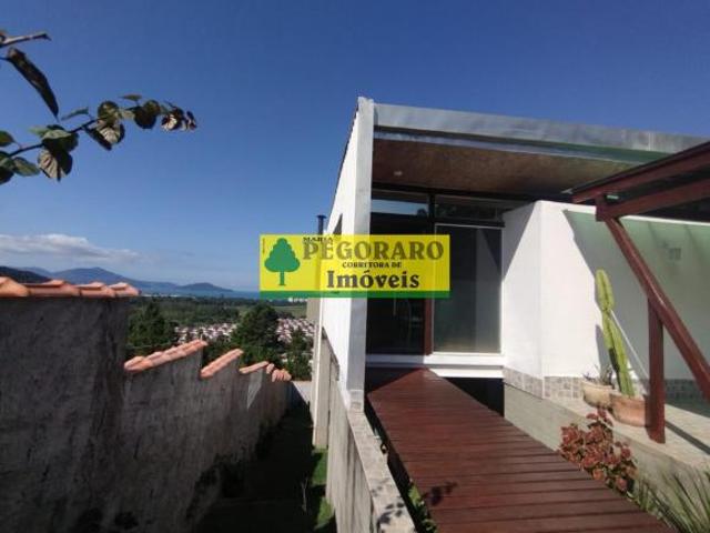 Casa à venda em Caraguatatuba SP: 3 quartos, suíte, sala com vista para o mar e deck com hidro!