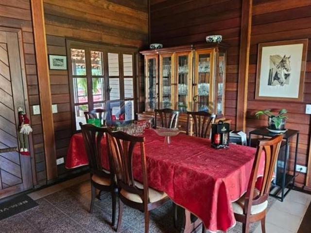 Casa à Venda em Carapicuíba Centro | 3 suítes, 5 vagas, mobiliada