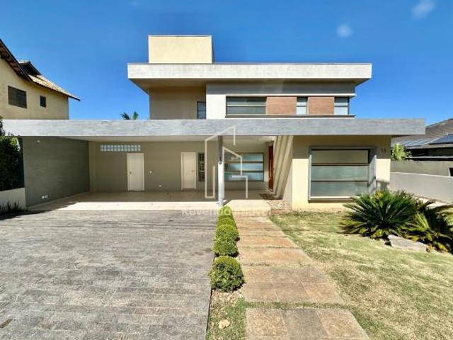 Casa à venda em Carapicuíba SP: 3 quartos, 3 suítes, 4 banheiros, 6 vagas de garagem!