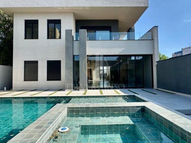 Casa à Venda em Centro, Guaratuba | 4 Suítes, 461m²