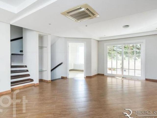 Casa à venda em Chácara das Pedras com 242 m², 4 quartos, 2 suítes, 4 vagas
