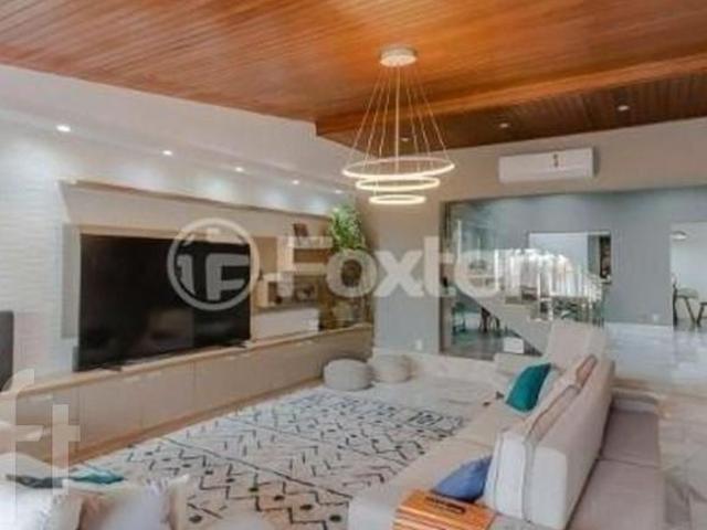 Casa à venda em Chácara das Pedras com 250 m², 6 quartos, 1 suíte, 2 vagas