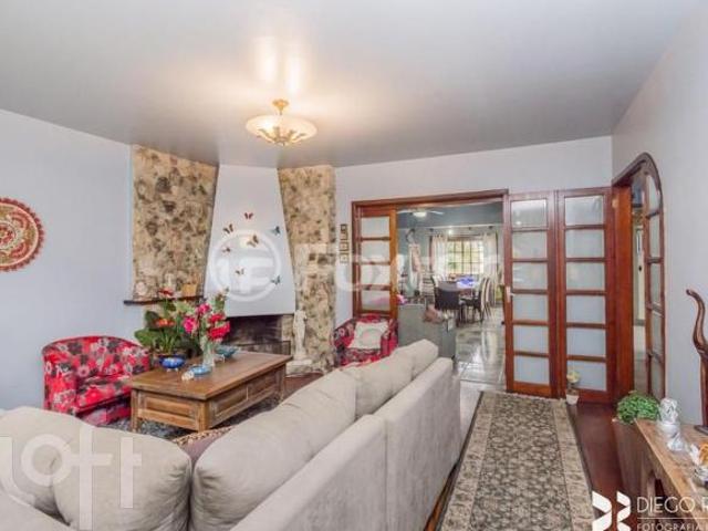 Casa à venda em Chácara das Pedras com 380 m², 4 quartos, 2 suítes, 3 vagas