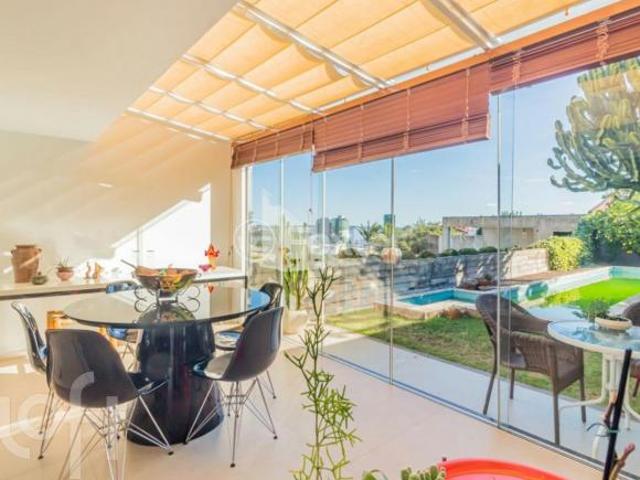 Casa à venda em Cristal com 594 m², 4 quartos, 4 suítes, 4 vagas