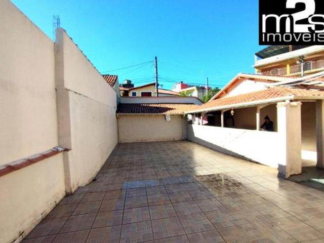 Casa à venda em Cunha SP, bairro Cajuru: 3 quartos, 2 salas, 2 banheiros, 4 vagas de garagem e 198,4