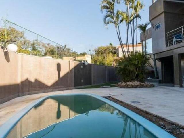 Casa à venda em Agronomia com 600 m², 4 quartos, 3 suítes, 5 vagas