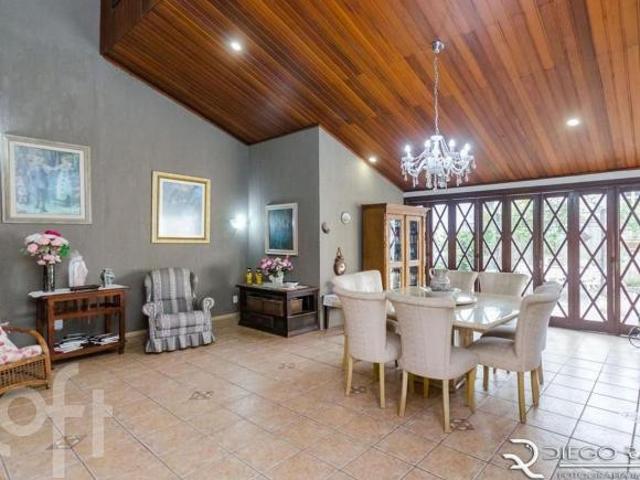 Casa à venda em Agronomia com 385 m², 3 quartos, 2 suítes, 4 vagas