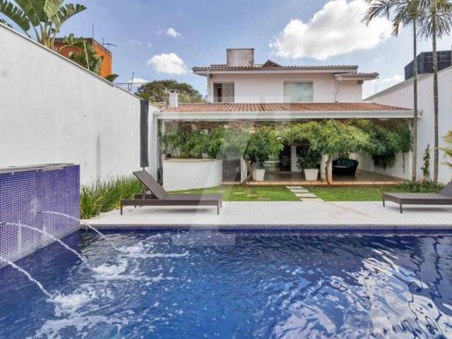 Casa à venda em Alto de Pinheiros