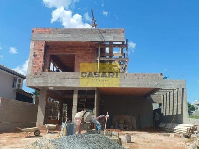 Casa á venda, em alto padrão com 3 suítes, piscina em condomínio com haras na ci