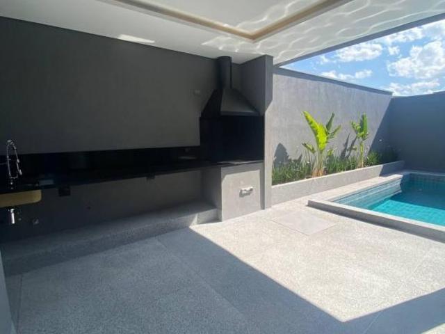 CASA A VENDA EM ALPHAVILLE, 4 SUÍTES, INTEIRINHA REFORMADA, IMPECÁVEL!