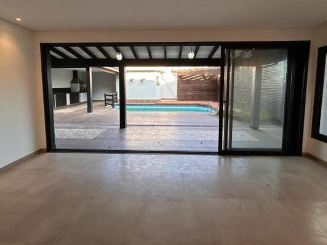 Casa á venda em Alphaville com 4 suites sendo uma master com hidro e closet